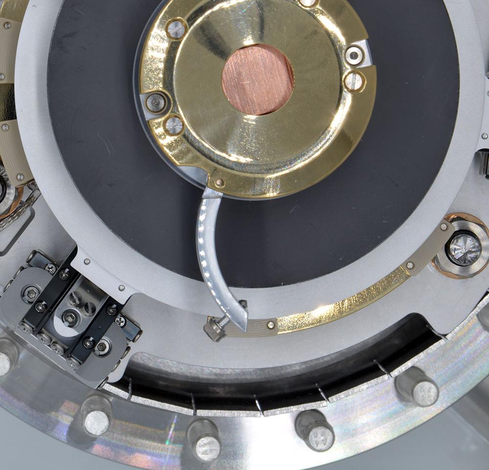 First Integration of KREIOS 150 MM 2D-CMOS Momentum Microscope with ...