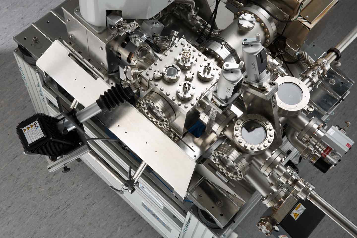 Combined LEEM and PEEM Instrument | FE-LEEM / PEEM P90